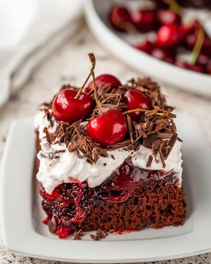 Black Forest Cake: Simfoni Cokelat, Ceri, dan Krim yang Menggoda