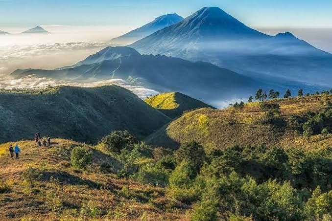 Golden Sunrise dari Gunung Prau, Dieng: Pemandangan Surga di Atas Awan